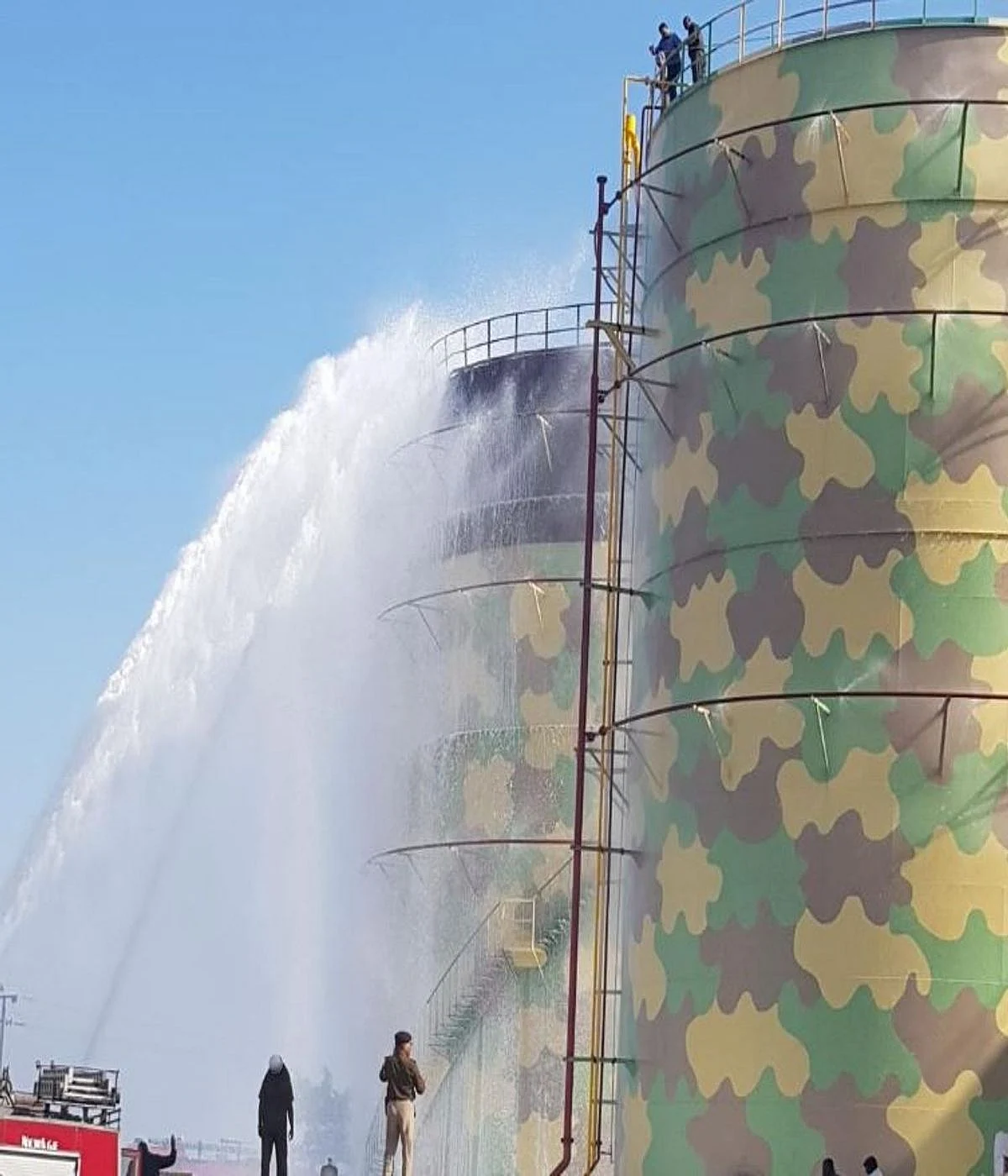 Gujarat: Methanol storage tank catches fire at Kandla Port; 1 dead, 5 ...