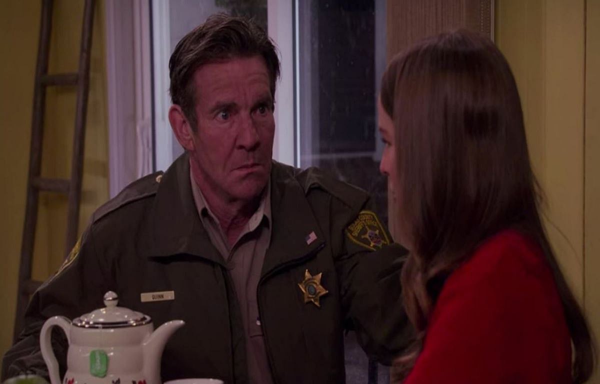 Merry Happy Whatever: Few LOL moments in a Christmas sitcom