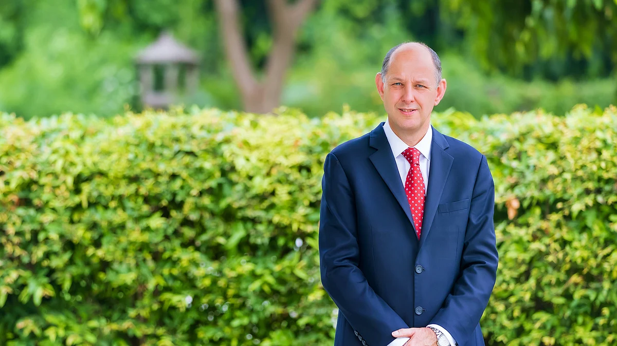 Sir Philip Barton presents credentials as British High Commissioner to ...