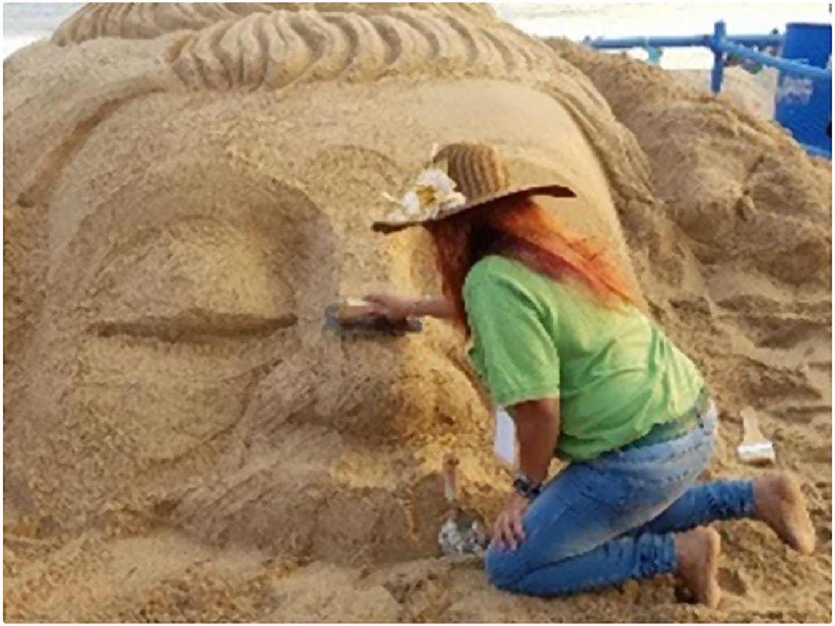 Sand artist fascinated by sand dunes of Dubai