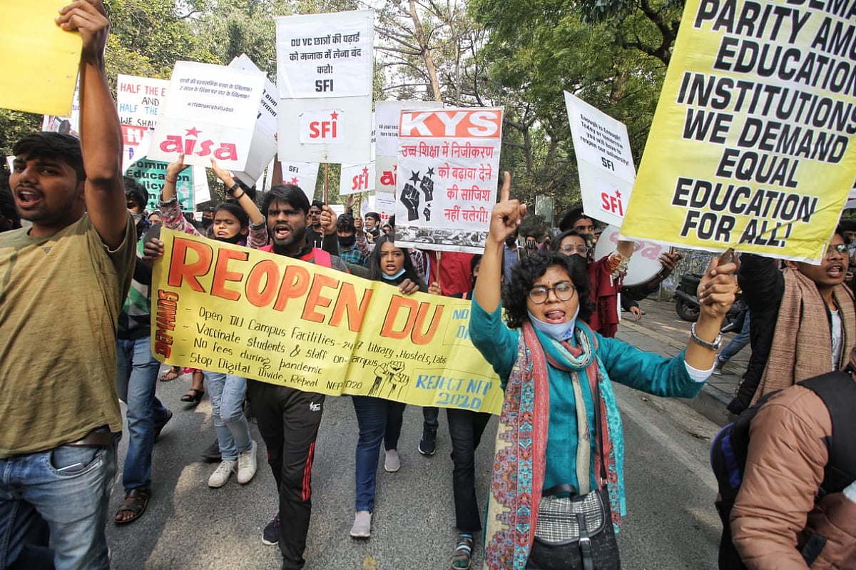 'Reopen DU': Protesting students detained by Delhi police; women ...