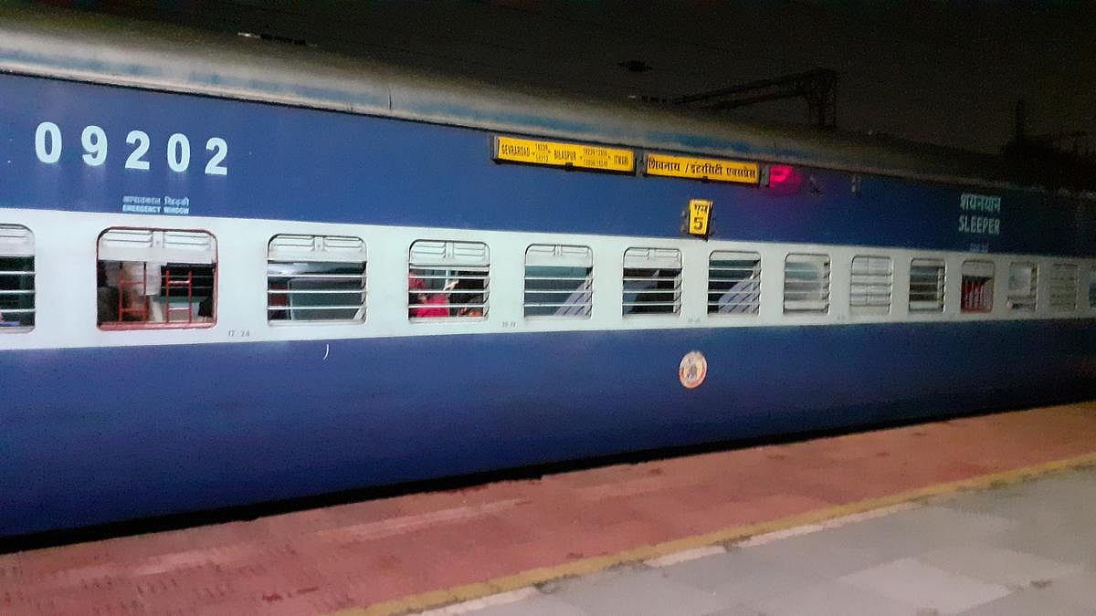 Shivnath Express train on way to Maharashtra derails in Chhattisgarh ...