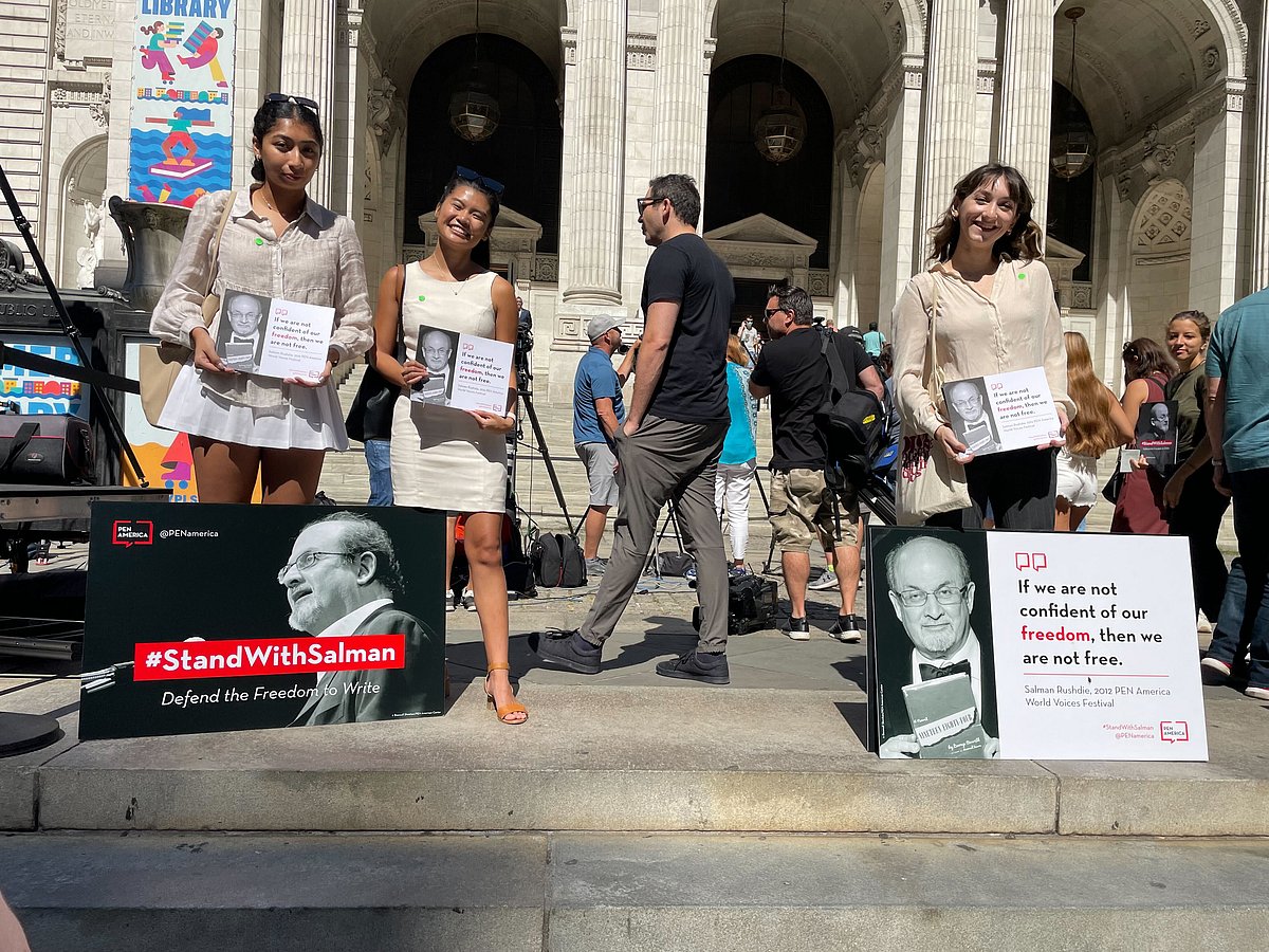 Writers, friends gather in support of Salman Rushdie, read from his ...