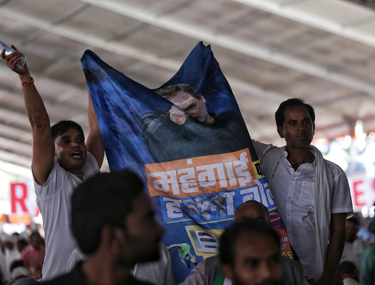 Thousands of Congress workers gather at Ramlila Maidan for 'Mehangai ...