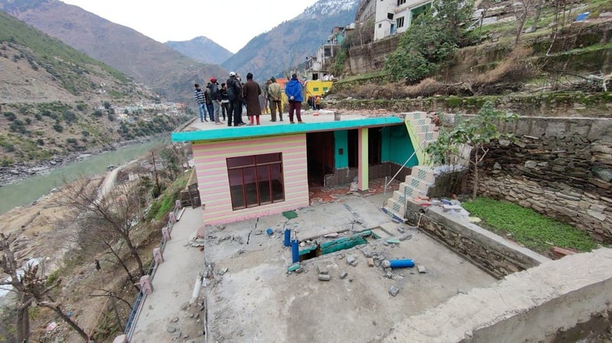 Houses develop cracks in J-K's Doda, 19 families shifted to temporary ...