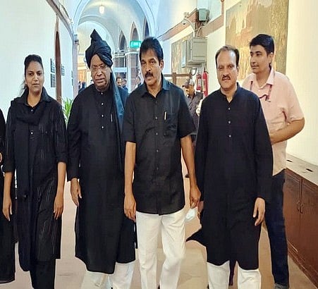 Congress MPs to wear black clothes in parliament to protest Rahul ...