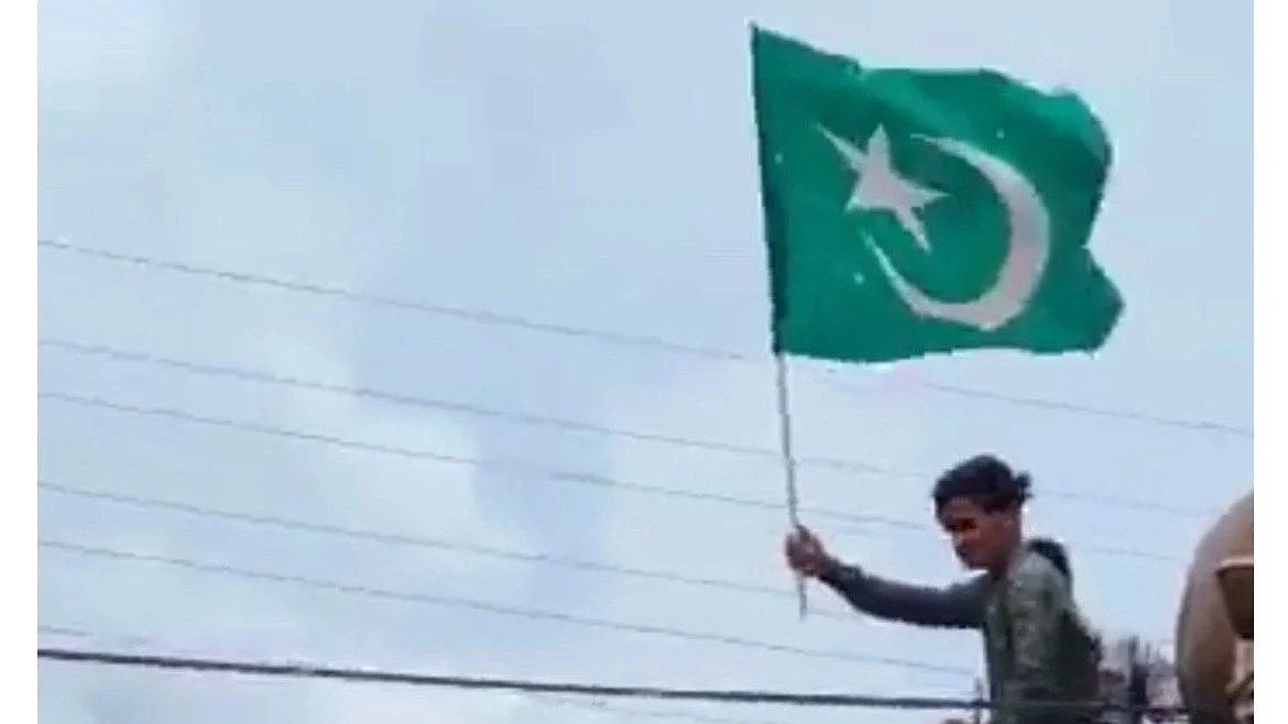 Fact Check: Viral video spin-doctored; Islamic, not Pakistani, flag at ...
