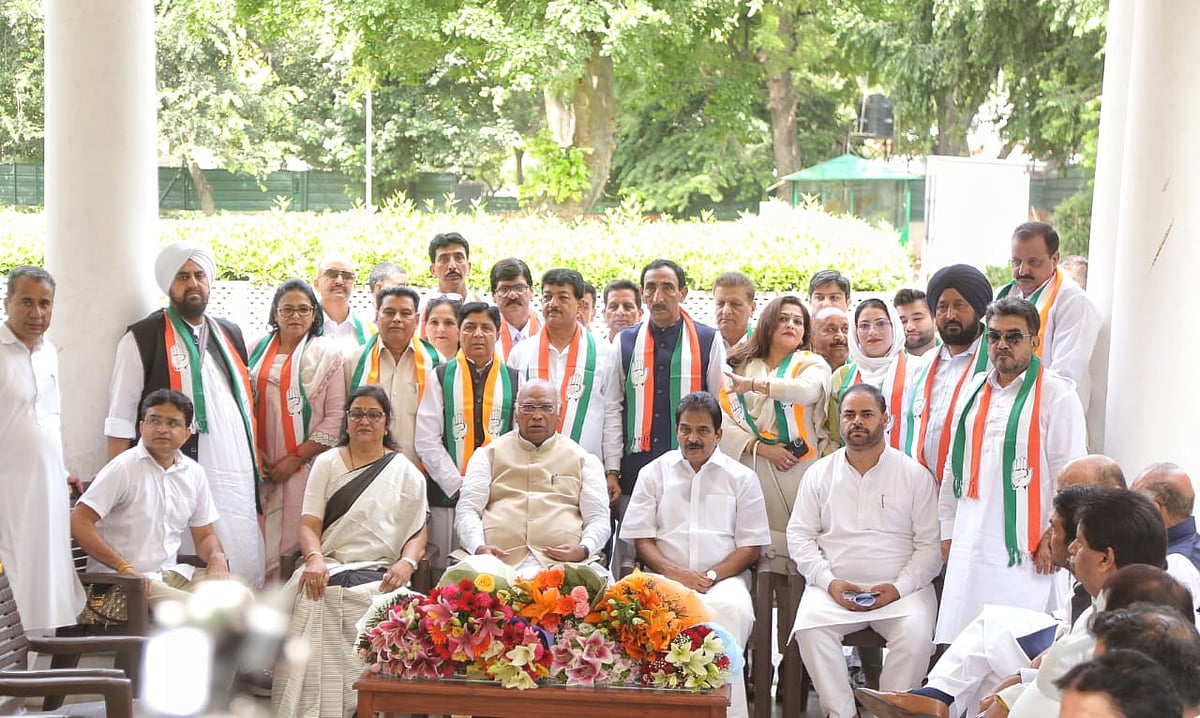 Several J&K MLAs from AAP, DPAP join Congress