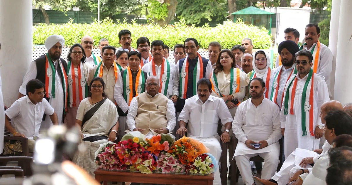 Several prominent leaders of Azad's DPAP & AAP from J&K join Congress Several prominent leaders of Azad's DPAP & AAP from J&K join Congress