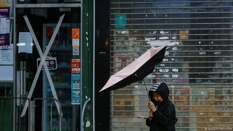 Typhoon Koinu brings floods to Hong Kong
