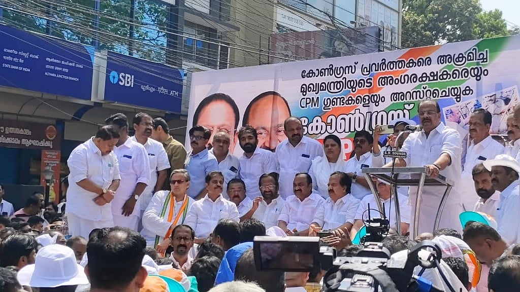 Kerala: Congress leaders protesting police violence hit by tear gas ...
