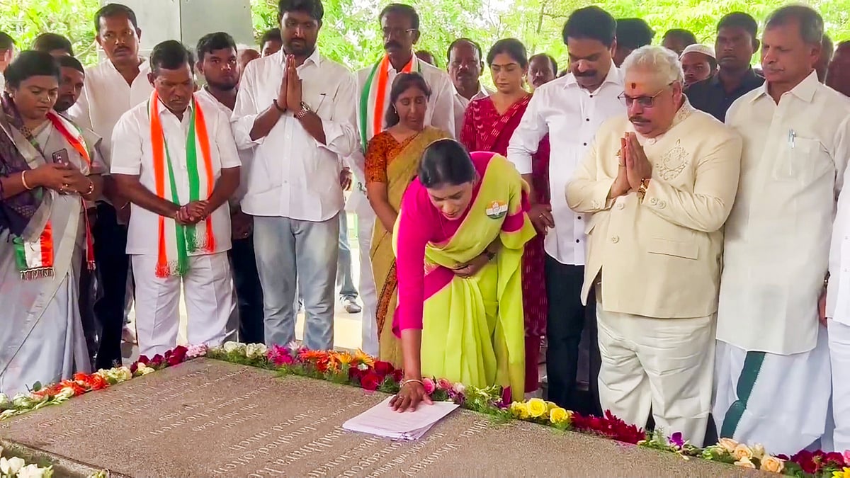 Sharmila tears into Naidu, Jagan for "compromising" Andhra's interests