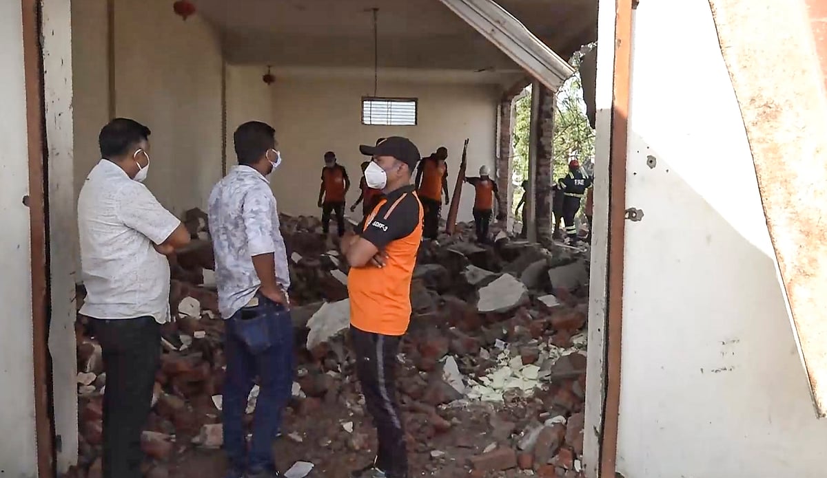 Guj. firecracker factory blast: Family of six wiped out, kin leave with ...