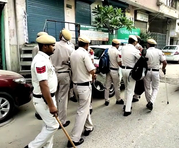 दिल्ली: शाहीन बाग स्थित PFI कार्यालय के बाहर भारी संख्या में पुलिस बल तैनात, ड्रोन से निगरानी