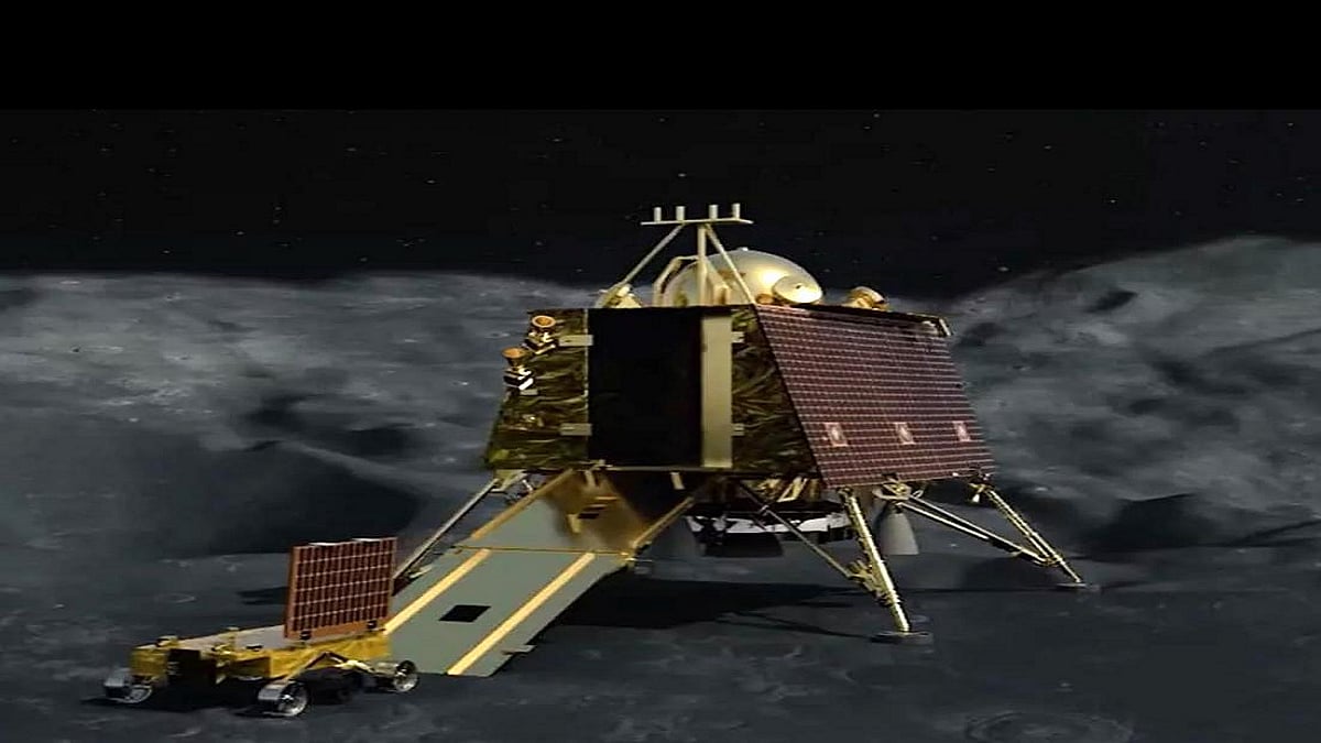 Chandrayaan-3: चांद पर लैंडर विक्रम से बाहर निकलकर रोवर प्रज्ञान ने की ...