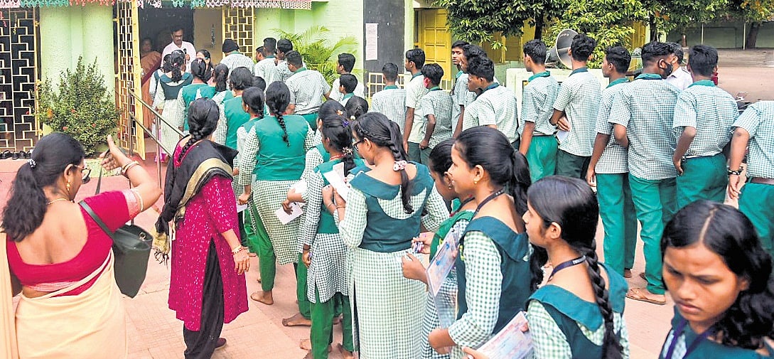 Odisha Educational Minister proposes return to blue, white school uniforms
