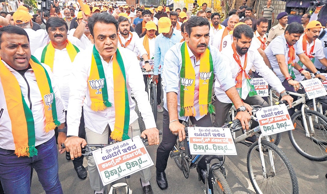 Karnataka: BJP protests against hike in fuel price