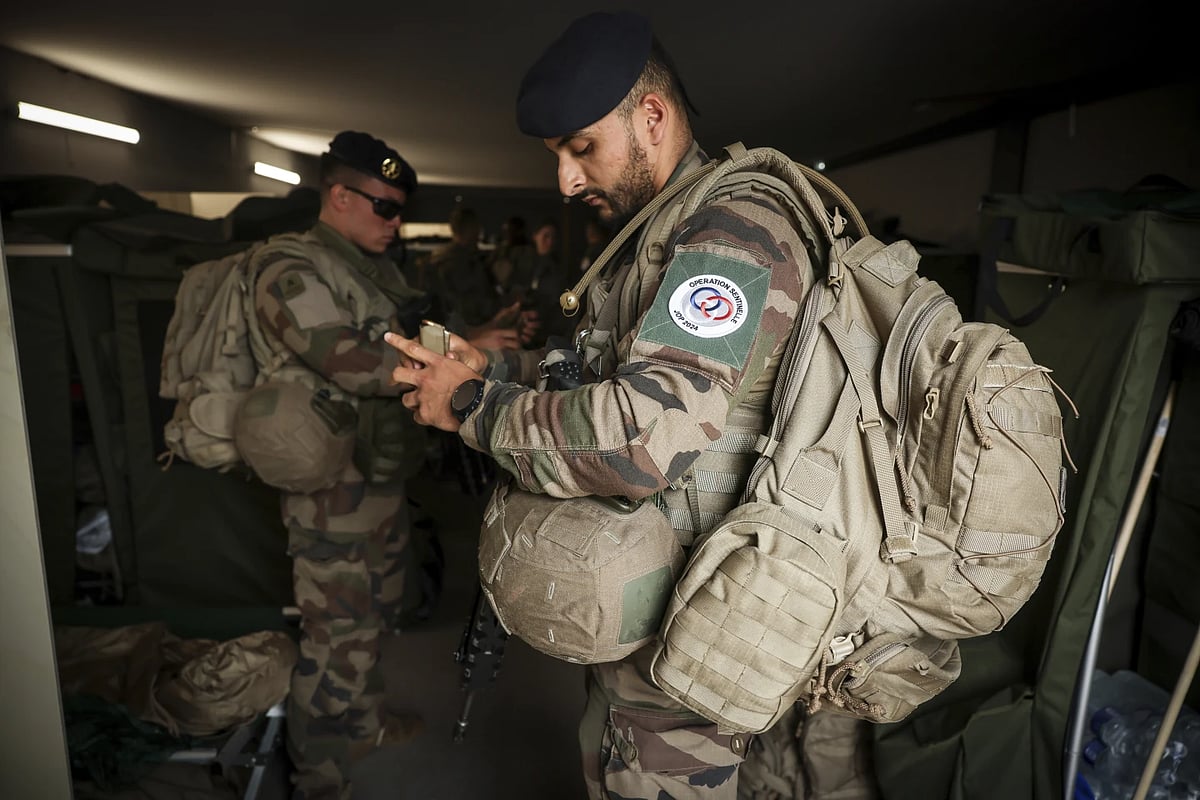 Attacker stabs and wounds French soldier patrolling Paris ahead of the ...