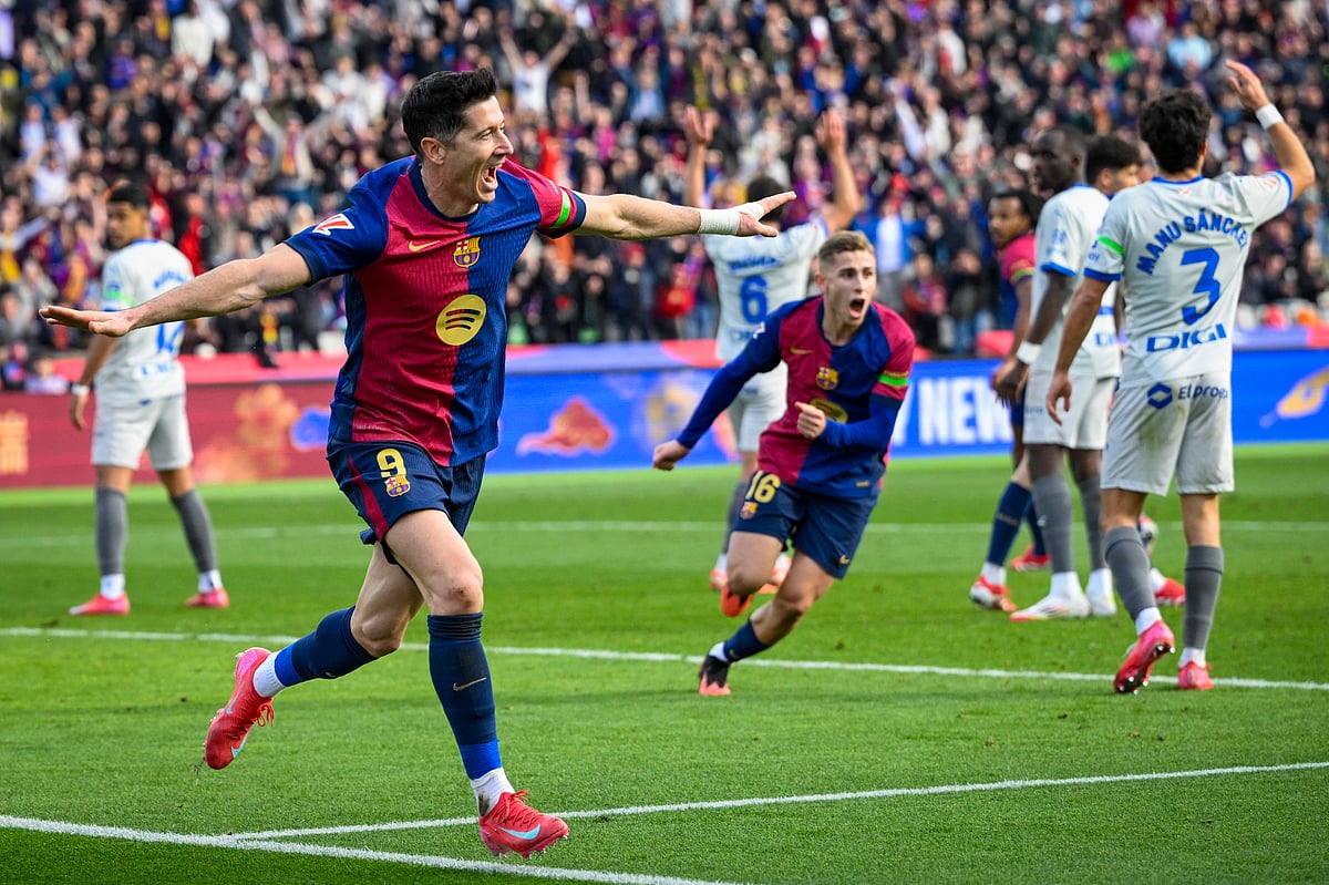 Robert Lewandowski earns Barcelona win over Alaves to preserve title hopes
