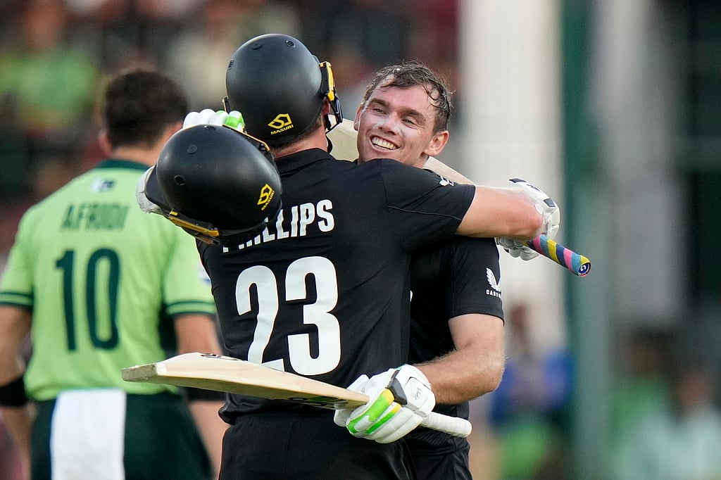 Young, Latham tons power New Zealand to 320/5 against Pakistan in ...