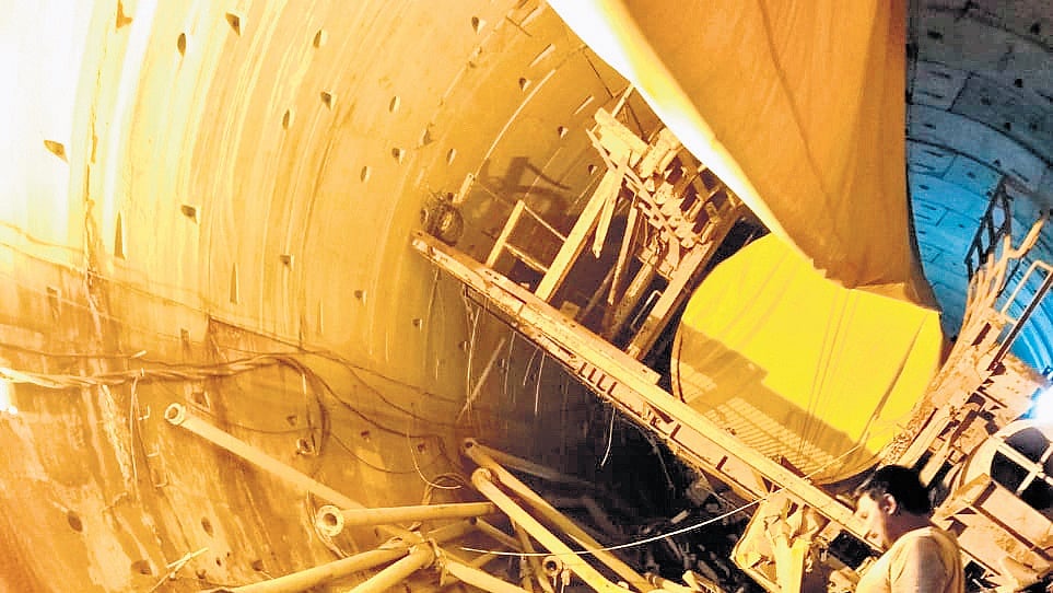 Tunnel rescue teams push through debris