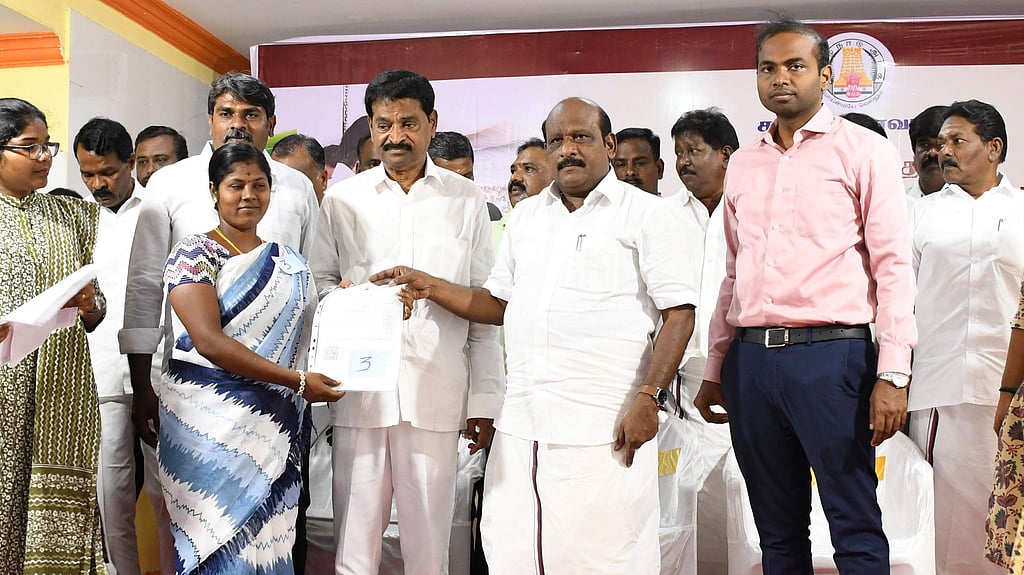 Minister Kovi Chezhian inaugurates third phase of Makkaludan Mudhalvar ...