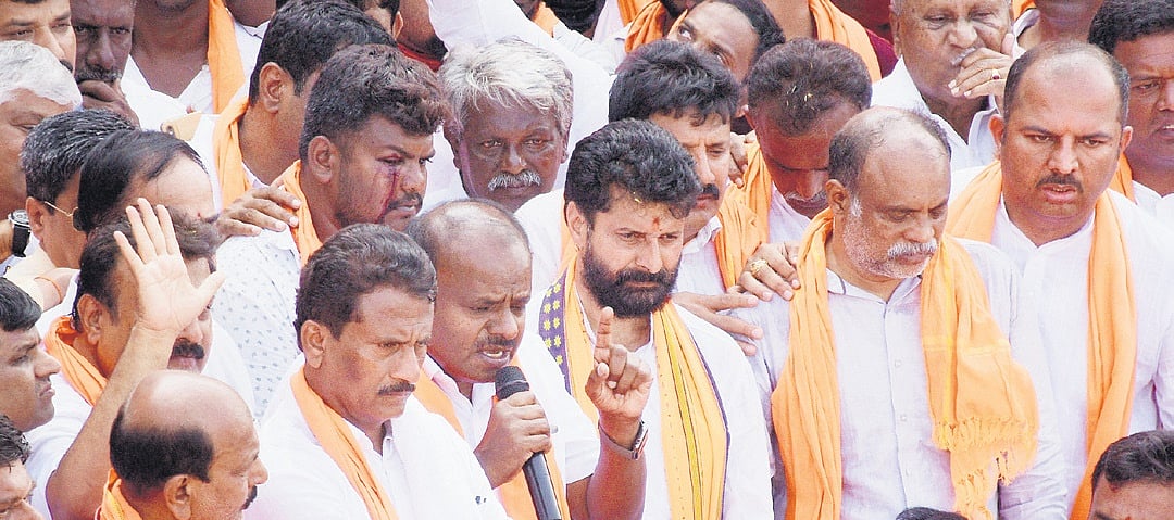 Hanuman flag row in Mandya helps BJP, JDS bond; saffron shawls replace ...