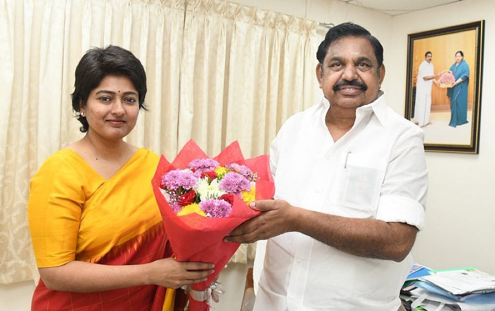Tamil actor Gayathri Raghuram meets EPS, joins AIADMK