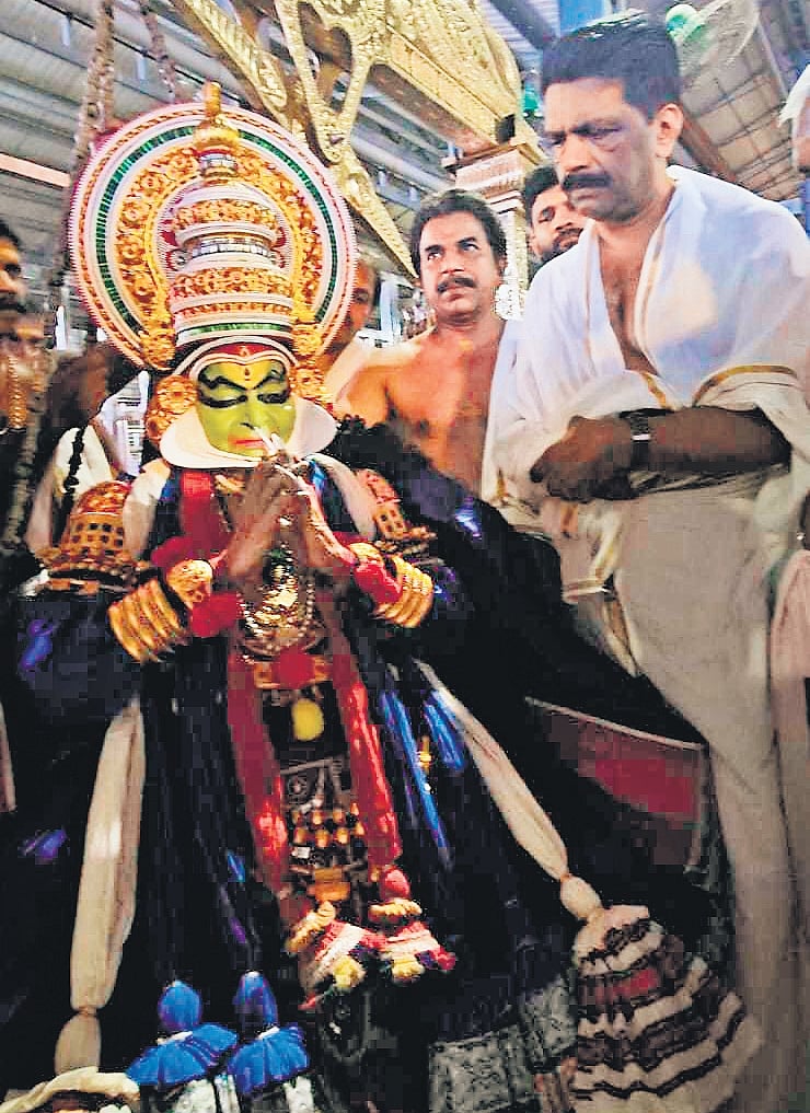 Kalamandalam Gopi offers art-touching thulabharam