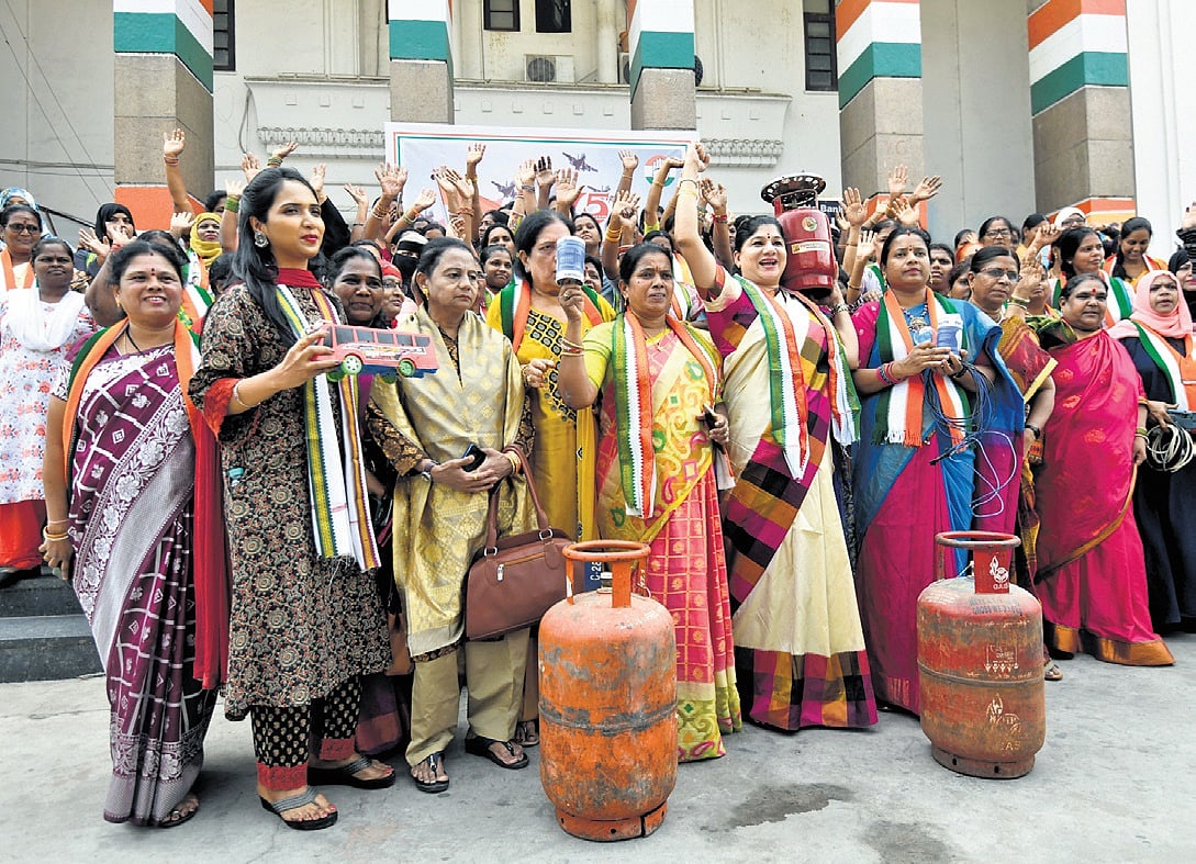 Mahila Congress celebrates Telangana Cabinet decision on LPG, free ...