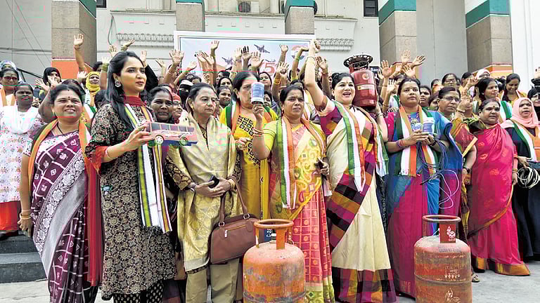 Mahila Congress celebrates Telangana Cabinet decision on LPG, free ...