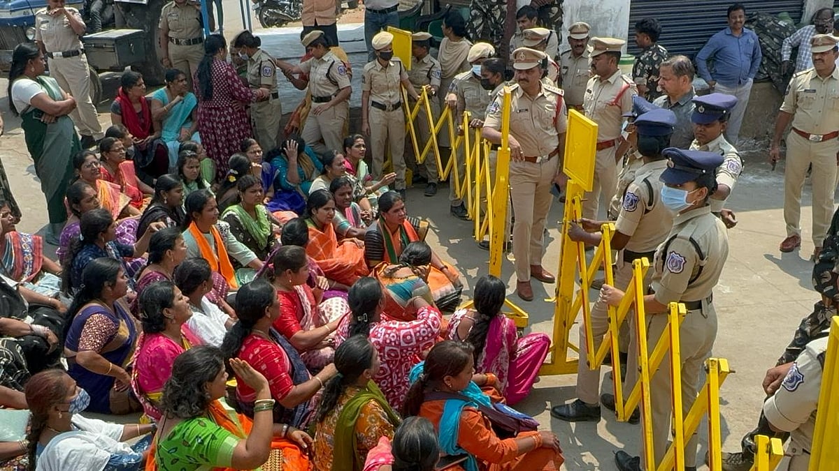 BJP Mahila Morcha activists stage protest over group clash in Telangana ...