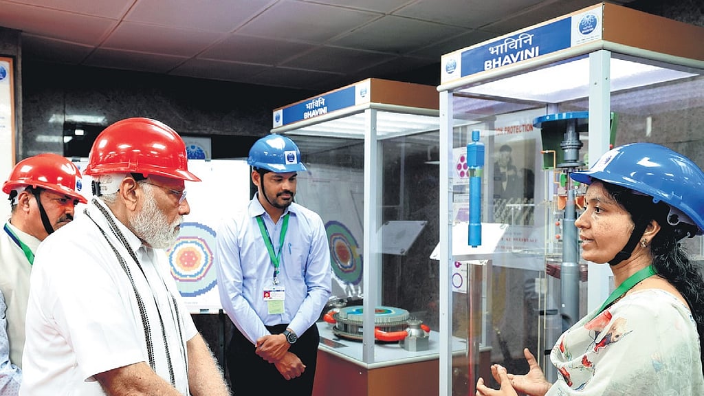 Kalpakkam fast reactor core loading begins; PM tours vault