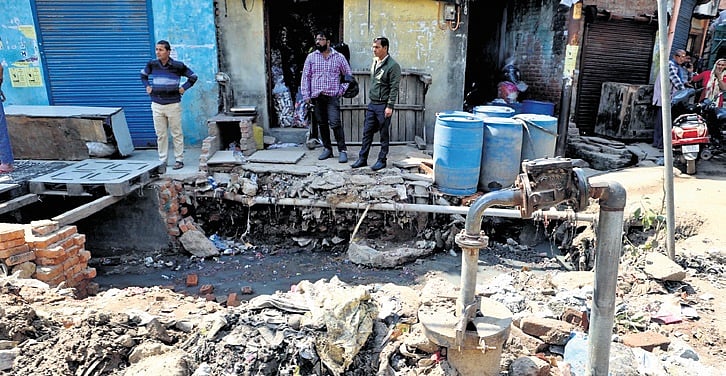 Civic woes galore in Delhi's Sangam Vihar, solutions not in sight