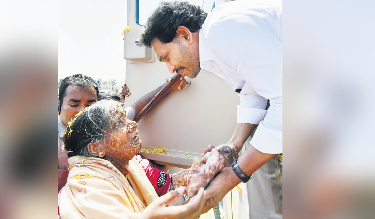 Jagan Mohan Reddy’s bus yatra draws massive crowds in Sri Sathya Sai ...
