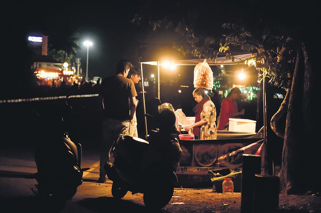 On lookout for nightspots in Kochi? Check out Kalamassery’s HMT-NAD road