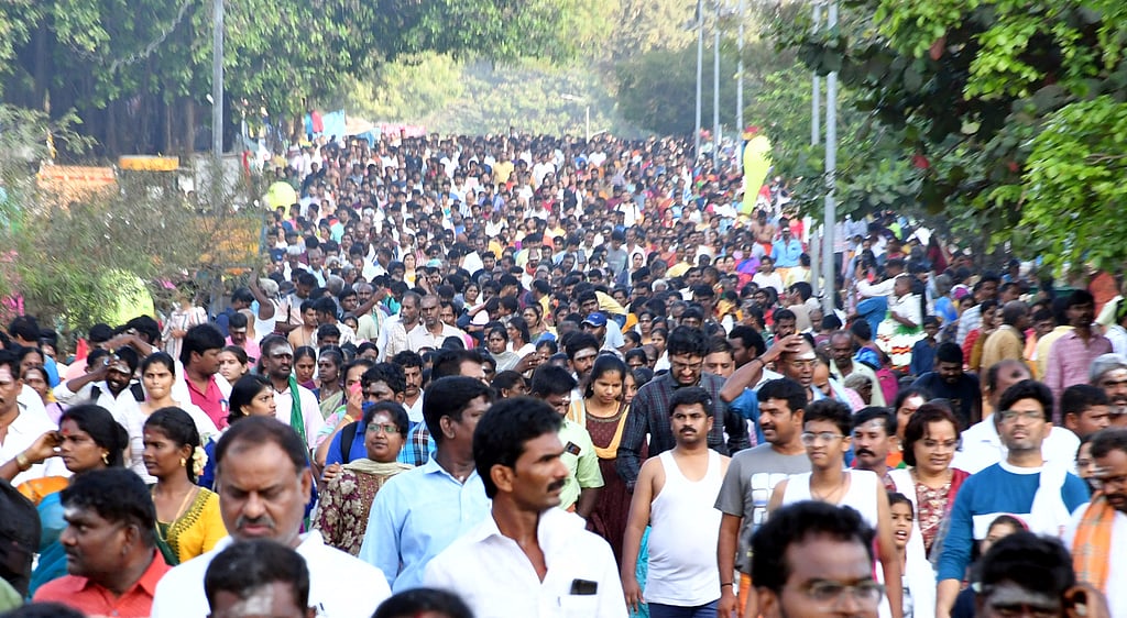 Lakhs of devotees throng Girivalam for Chitra Pournami in Tamil Nadu's ...