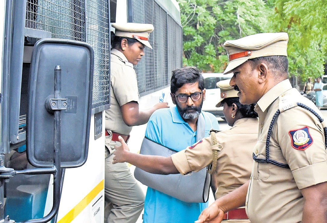 Shankar booked again for harassing woman SI on way to Tiruchy court