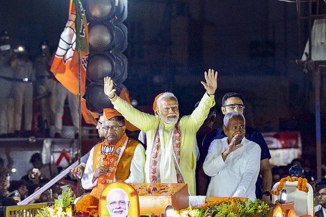 Modi's roadshow draws enthusiastic crowds, first by a PM in Bihar's capital