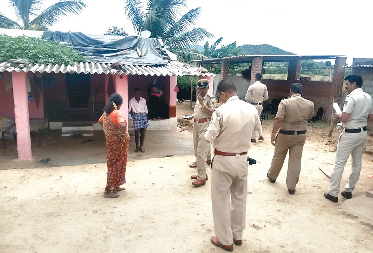 Karnataka steps up vigil in villages along TN border Karnataka steps up vigil in villages along TN border