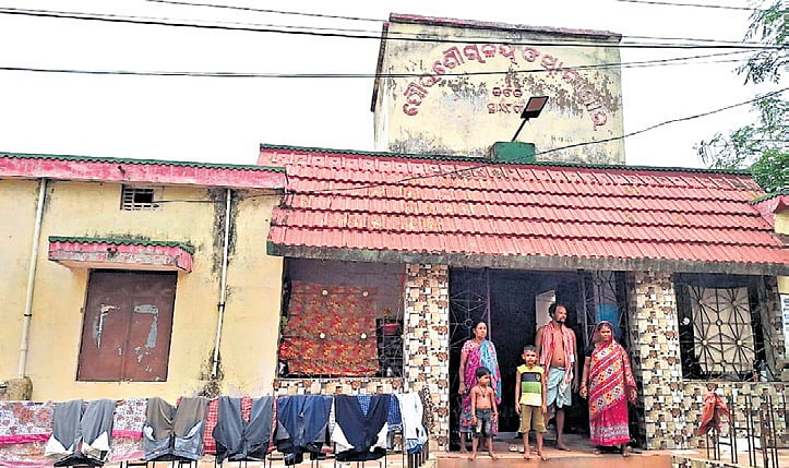 Odisha: Sans rehabilitation, homeless family forced to live in ...