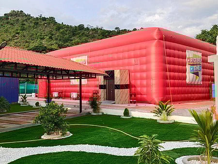 Cinema buff sets up balloon theatre in Tamil Nadu's Bommidi