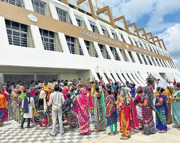 Sambalpur residents gherao SMC office, protest displacement