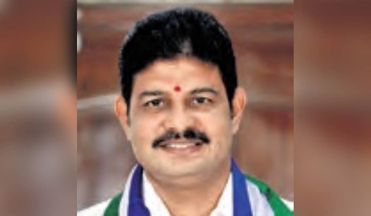 Former MLA Kilari Venkata Rosaiah resigns from YSRC