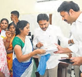Former CM Jagan’s Praja Darbar attracts huge turnout