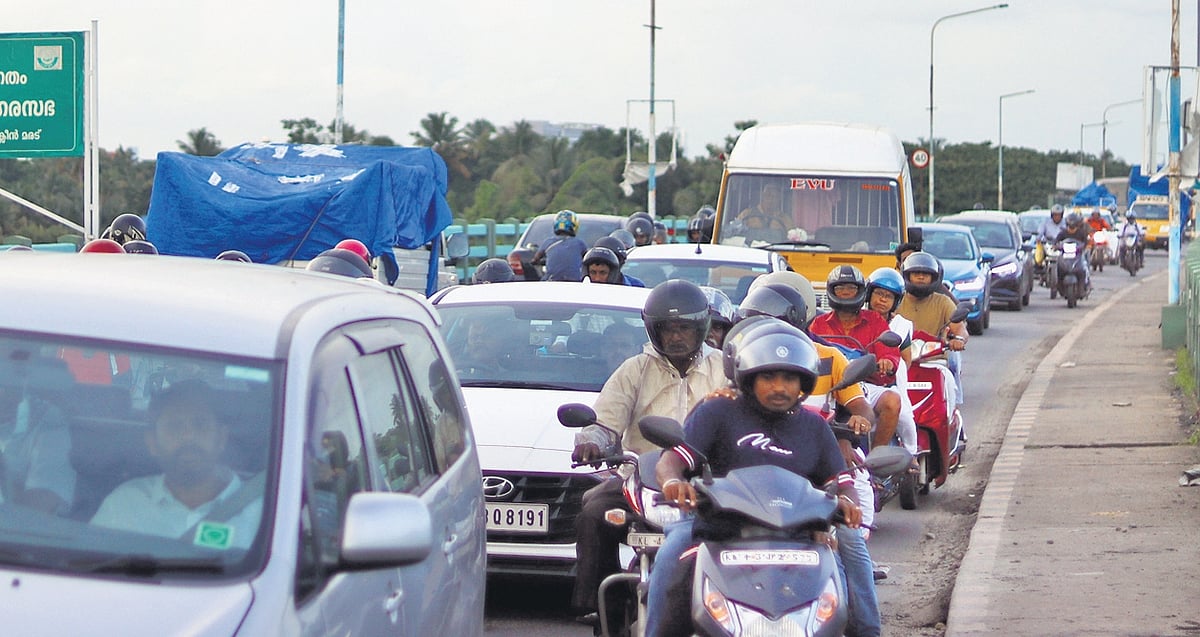 Heavy traffic: Kundannoor-Thevara bridge doubling demand grows loud