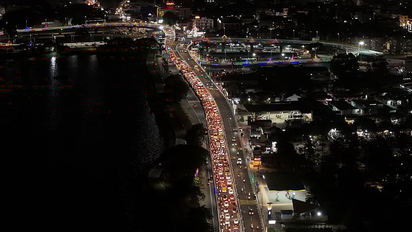 Motorists throw caution to wind, Ukkadam flyover turns selfie spot