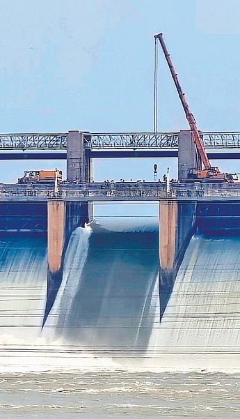 Efforts to install stoplogs at TB Dam's broken crest gate face challenges