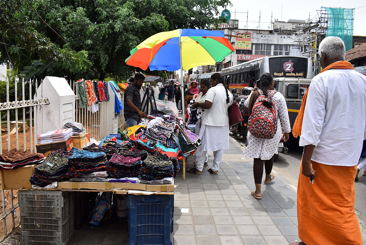 Traders encroach roads in Coimbatore as corpn yet to identify vending zones
