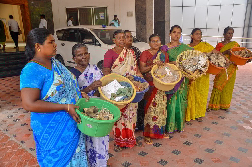DMK councillor brings buckets of garbage to grievance meeting in ...